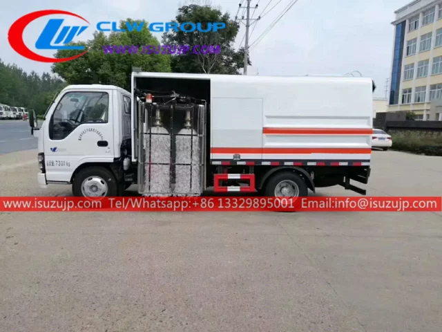 ISUZU NKR 4000liters guardrail cleaning truck